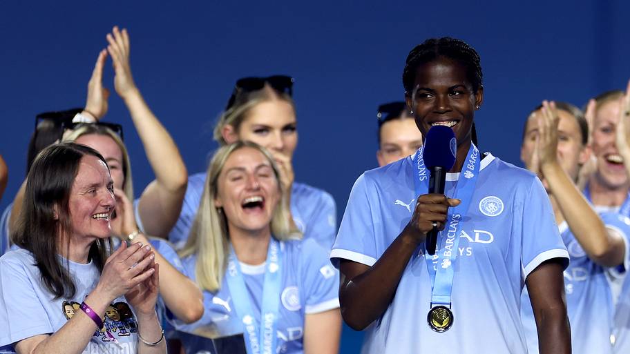 Bunny Shaw delivers icing on the cake news to Man City's season as she ...