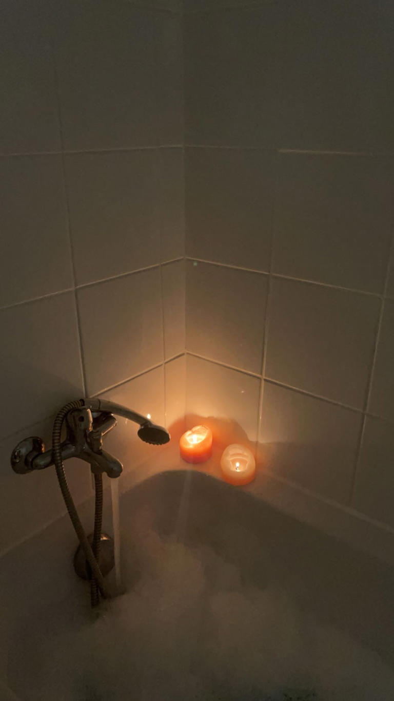 De 'dark shower' om tot rust te komen - dit is waarom je 'm wil proberen