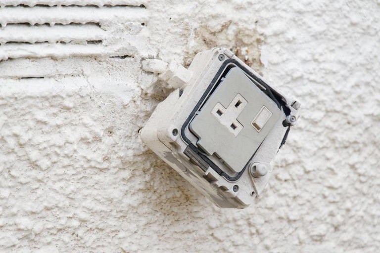 One in seven homeowners ignoring 'life-threatening' electrical safety ...