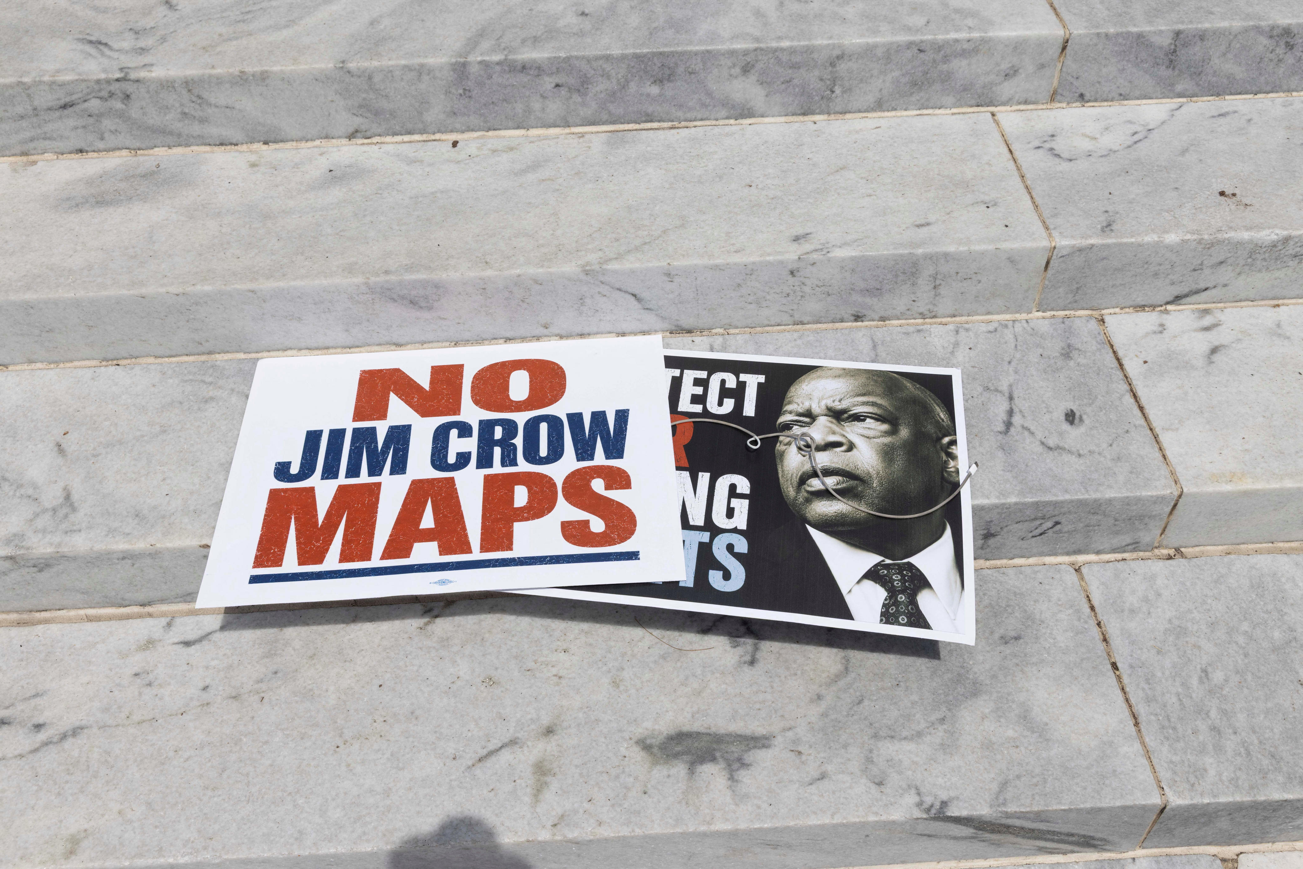 Supreme Court lets Alabama use map that helps GOP, hurts Black voters