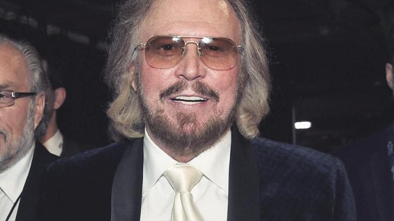 Barry Gibb è morto, anzi no: il web piange per errore l’ultimo Bee Gees