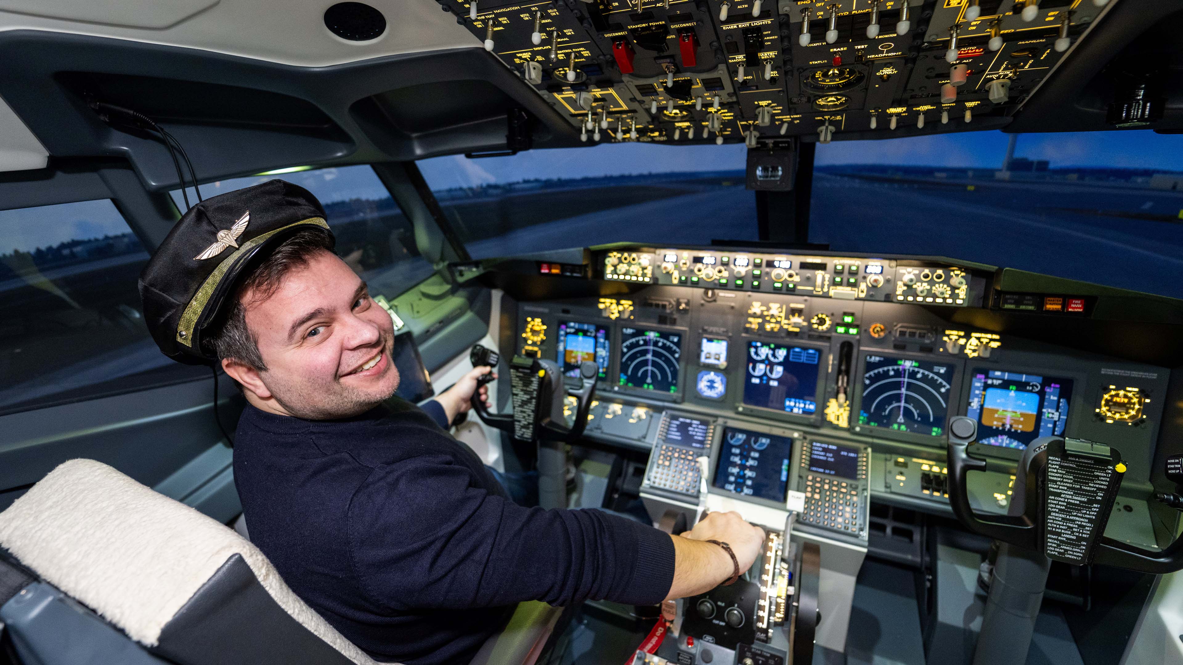 Dad builds Boeing 737 flight simulator in garage in England