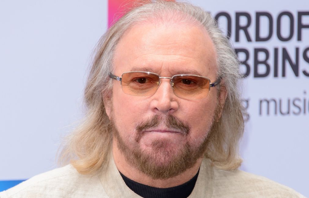 Annoncé mort sur les réseaux sociaux, le Bee Gees Barry Gibb fait ...