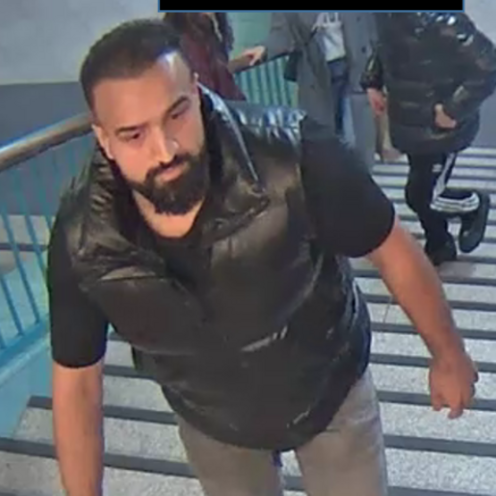 Berliner Polizei fahndet mit Fotos: Mann schlägt 17-Jährigen am U ...