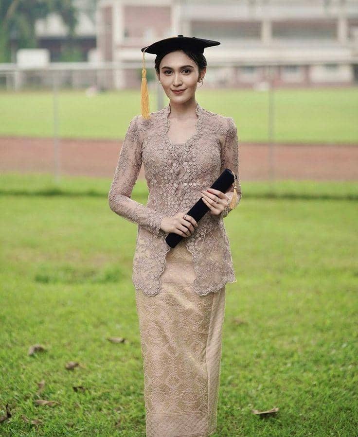 8 model kebaya wisuda non hijab yang modern dan elegan