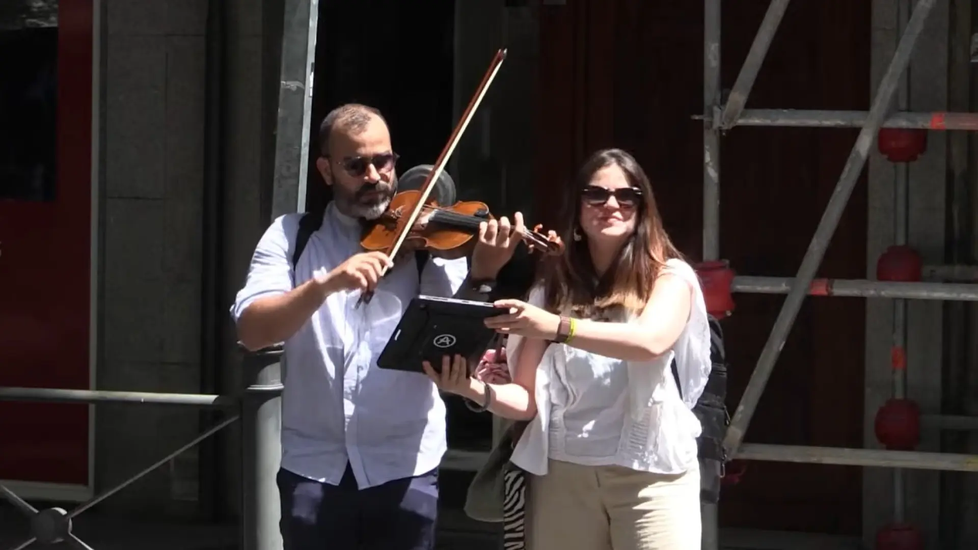 Envían a un violinista a tocar la canción del hundimiento del Titanic ...