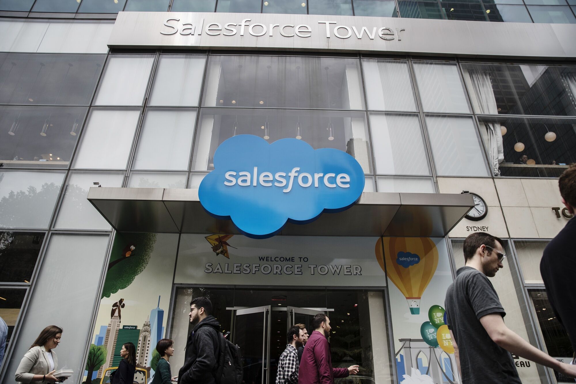 Salesforce gives lukewarm outlook that fails to ease AI fear
