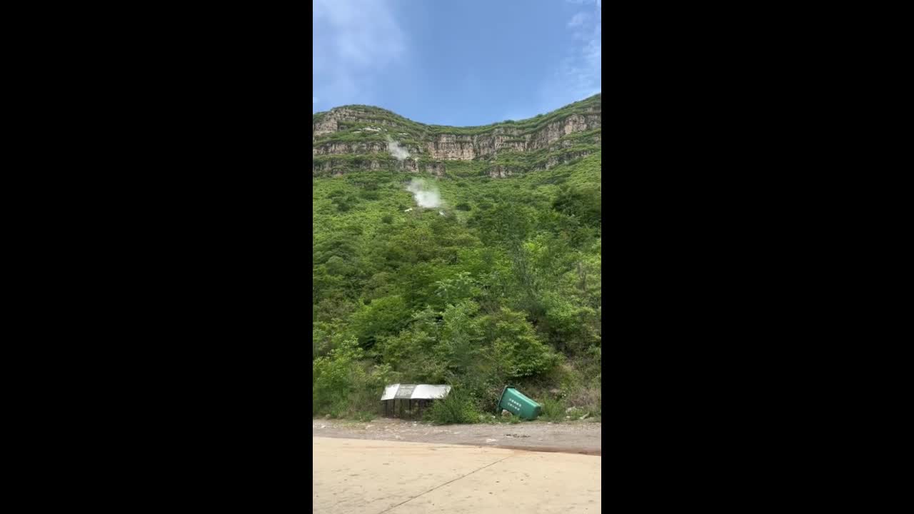 Landslide sends rocks tumbling in Yanshan Mountains during rainy season ...
