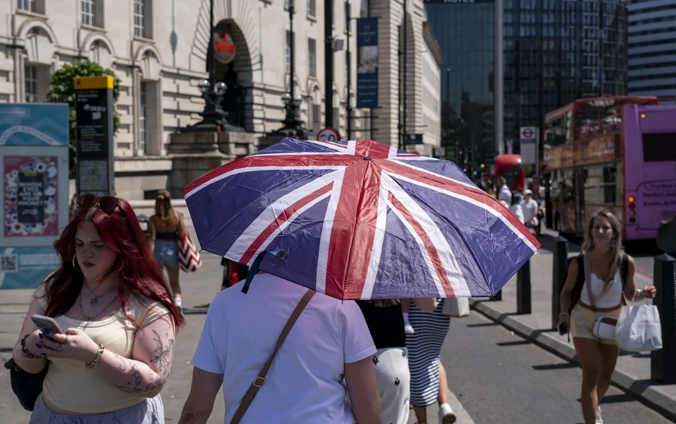 Record 35.1°C heatwave paralyses London transport network