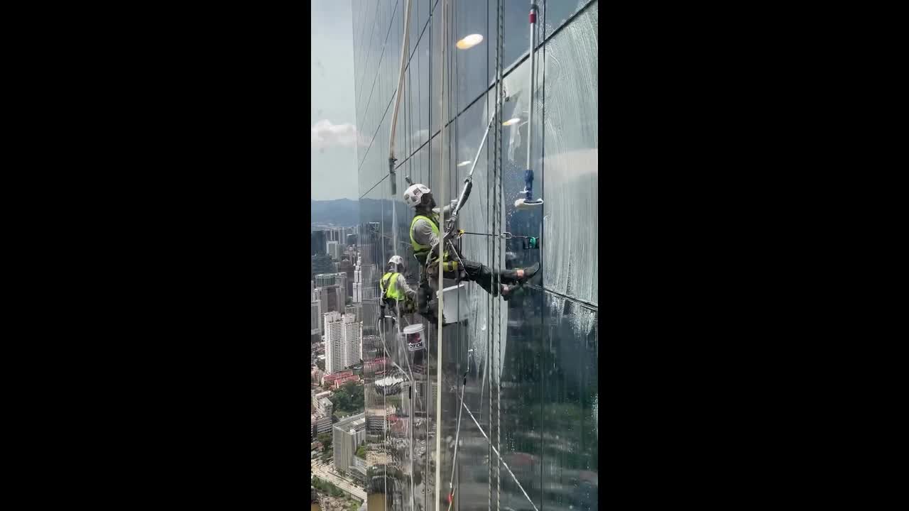 High-rise cleaners amaze onlookers with fearless high-rise window ...