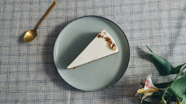 The genius spoon trick for beautiful bakery-worthy cakes