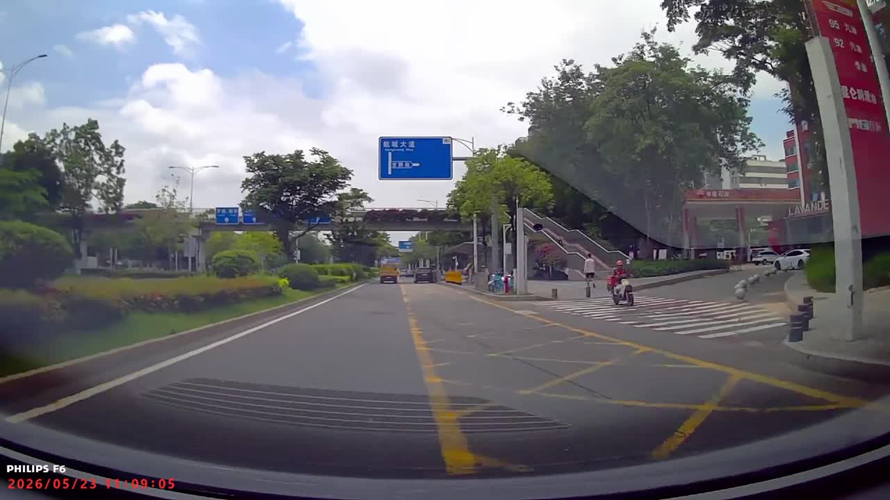 Child crashes bicycle into pavement on overpass in Guangdong, China