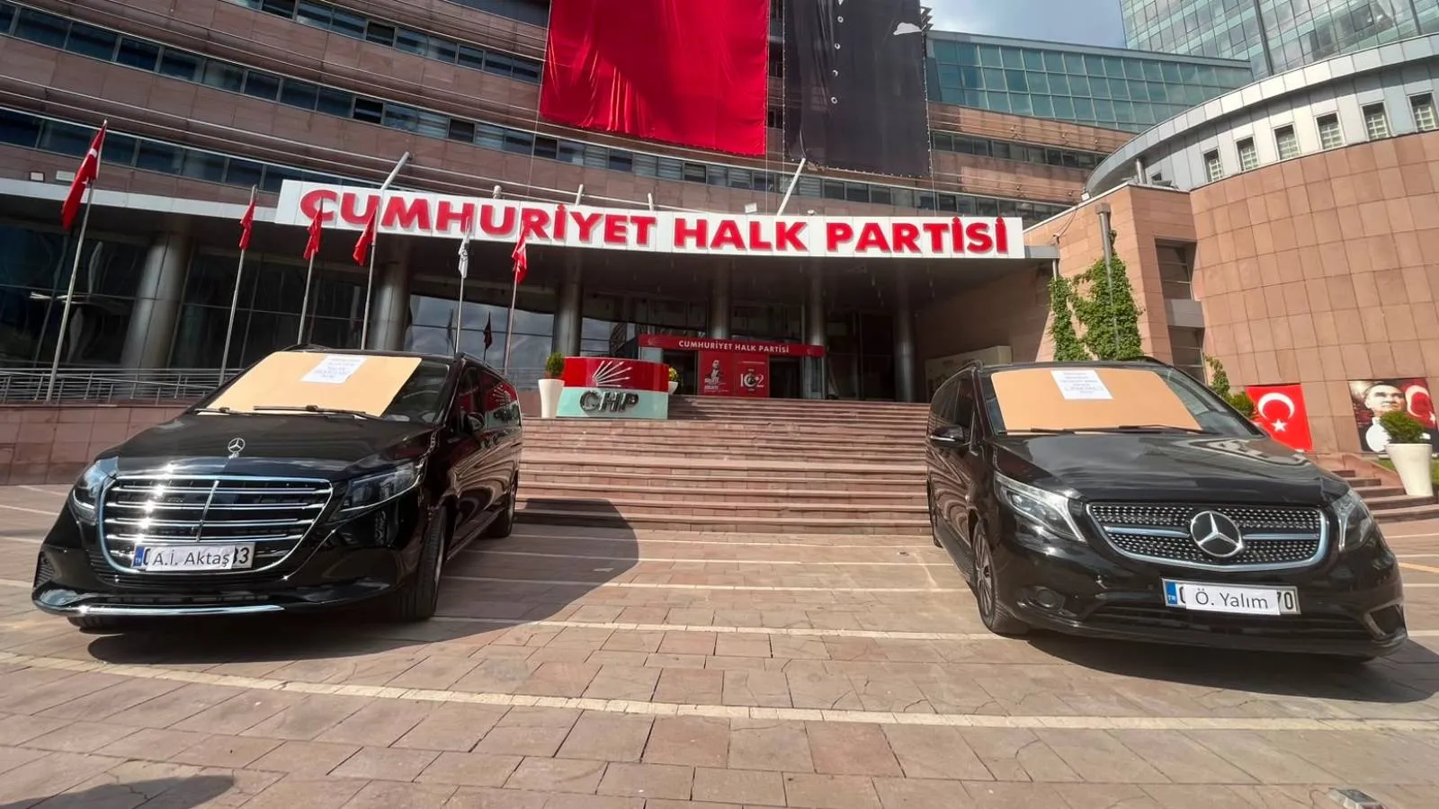 'Satılık haram araç' sergisine cevap: İki araç da partinin parasıyla ...