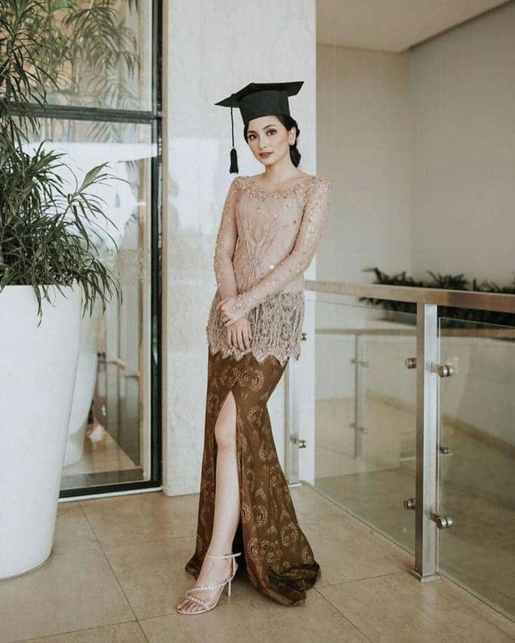 8 model kebaya wisuda non hijab yang modern dan elegan