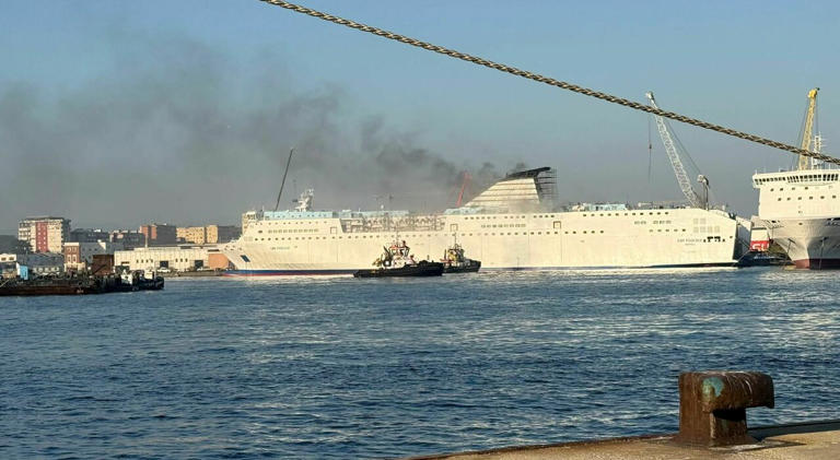 Incendio nel porto di Napoli, fiamme dal ponte di una nave: nessun ...