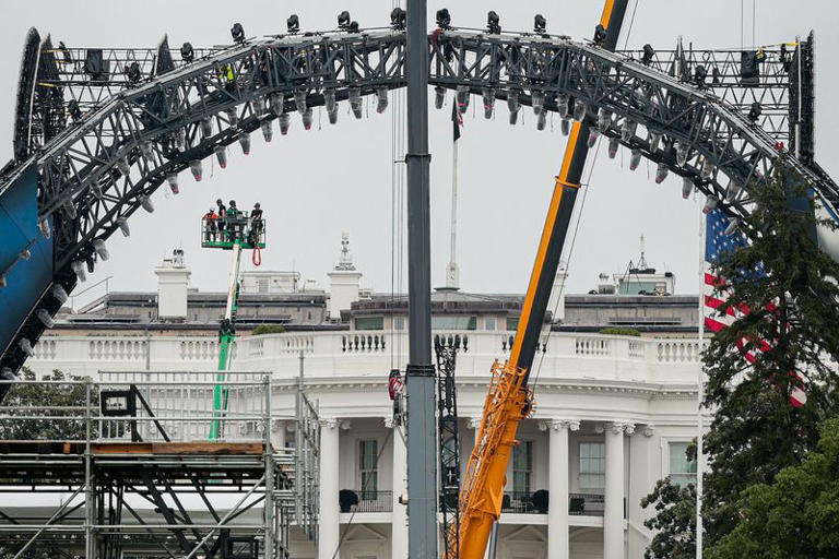 Construction of cage-fighting arena transforms White House grounds