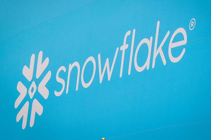 Snowflake raises annual product revenue forecast, strikes $6 billion ...