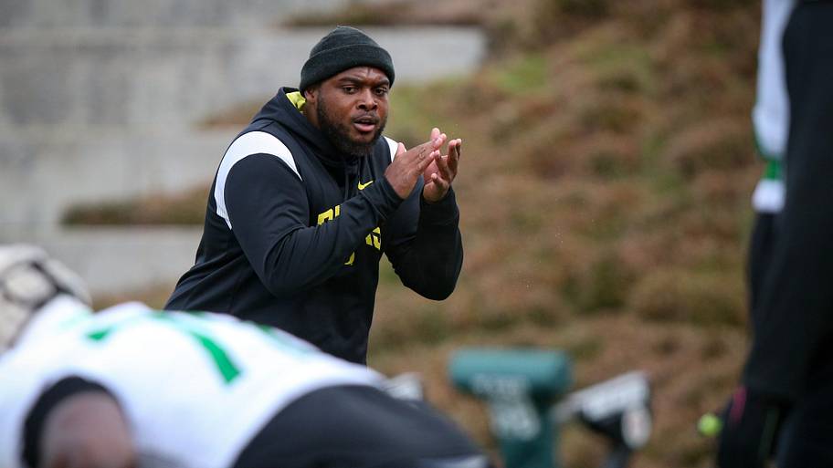 Lucas Rhoa, 6-5 300, wrestles between Oregon and Texas with Ducks visit ...