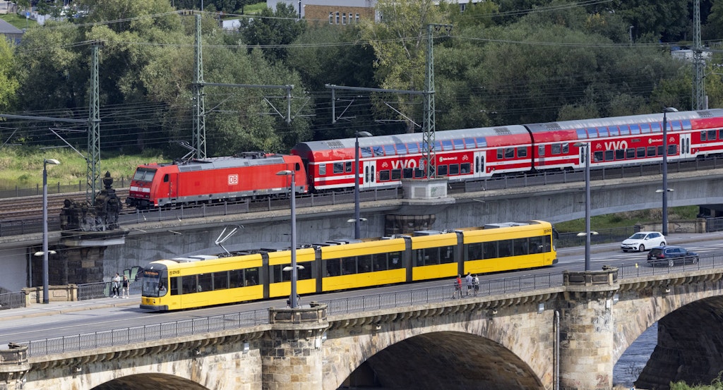 Oberbürgermeister Hilbert schreitet ein: Dresdner Marienbrücke behält ...