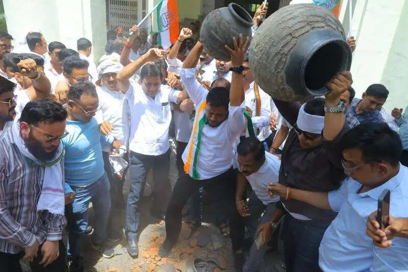 Congress leaders smash earthen pots at NMC headquarters over water crisis