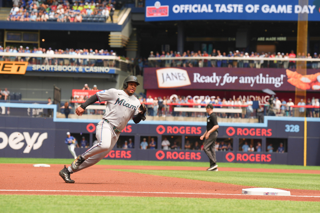Kazuma Okamoto hits tiebreaking homer in the sixth inning as Blue Jays ...