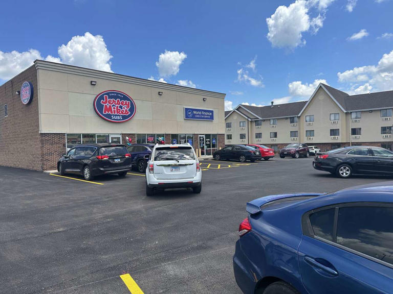 Jersey Mike’s Subs opens new Alton location to packed lunch crowd