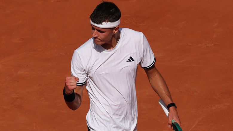 Tennis : Roland-Garros - Jakub Mensik renverse Navone au bout d’un ...