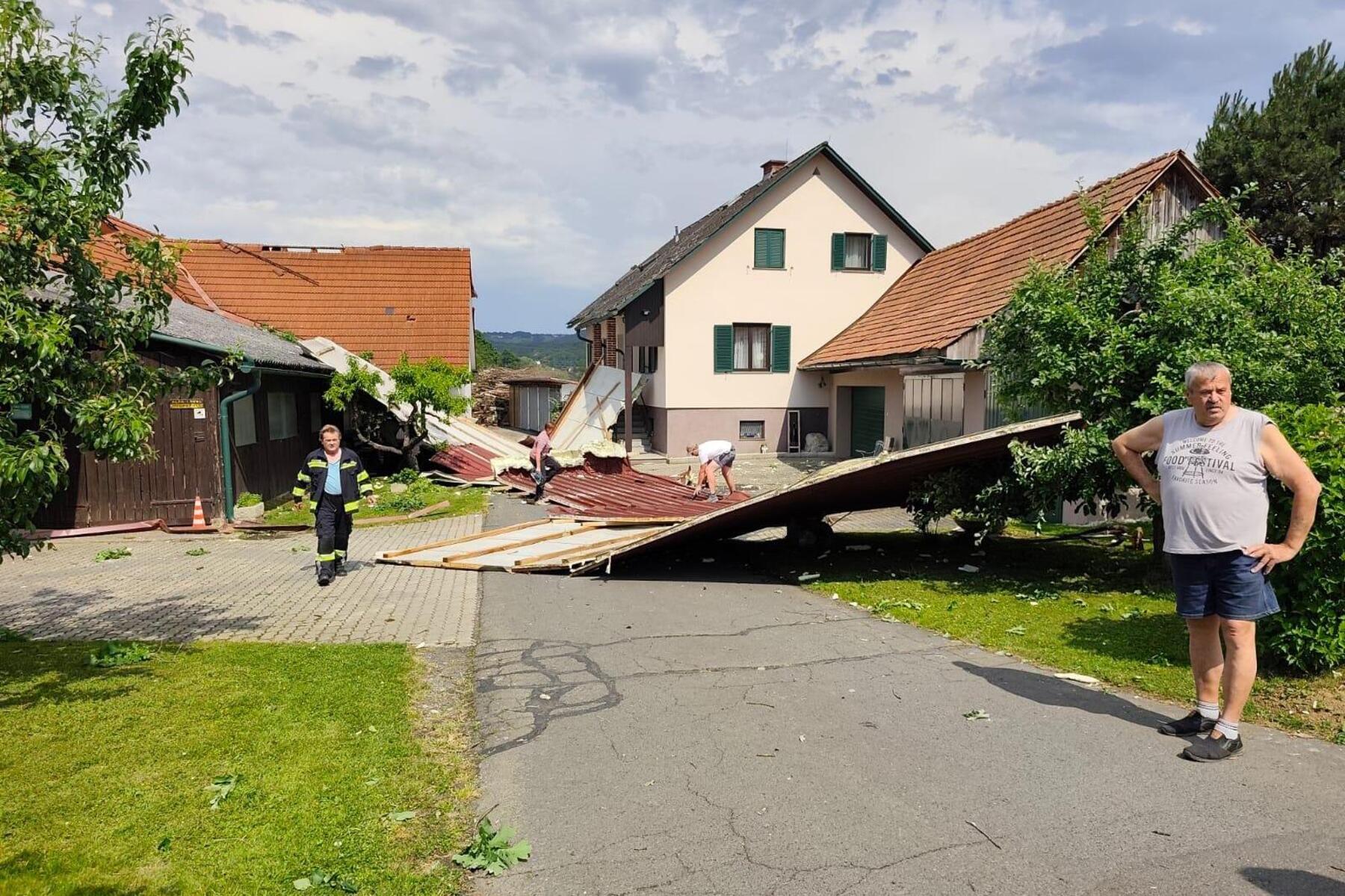 Heftiger Sturm entwurzelte Bäume und deckte Dächer ab