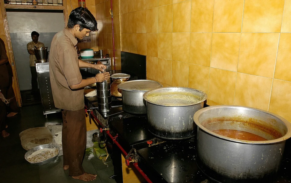 Mumbai eatery cook arrested over alleged roti-spitting incident