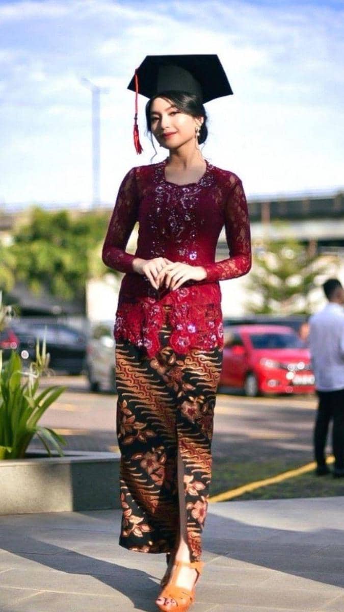 8 model kebaya wisuda non hijab yang modern dan elegan