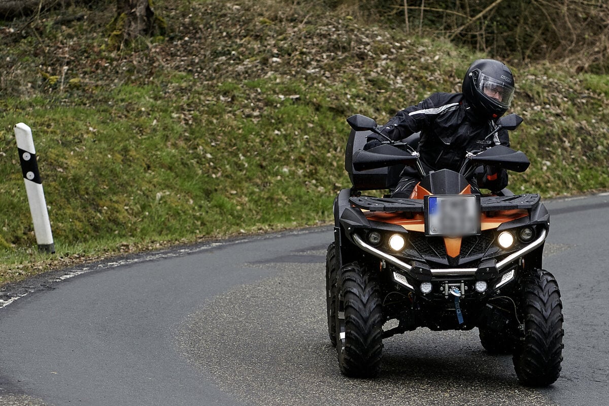 Schwerer Quad-Unfall in Düsseldorf: Zwei Menschen lebensgefährlich verletzt