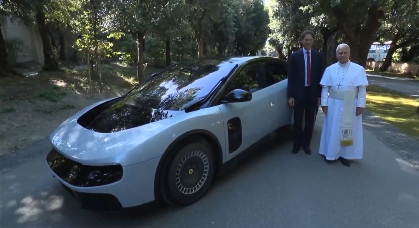 El inesperado encuentro del papa León XIV con el Ferrari más polémico ...