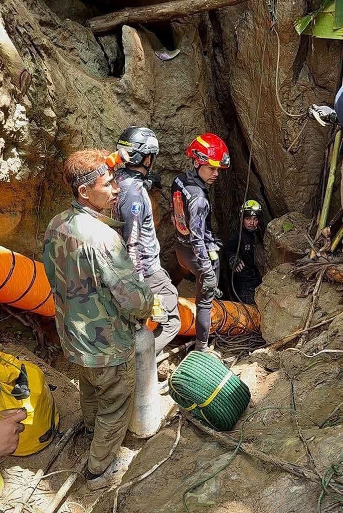 How divers found 5 men trapped in flooded Laos cave for a week