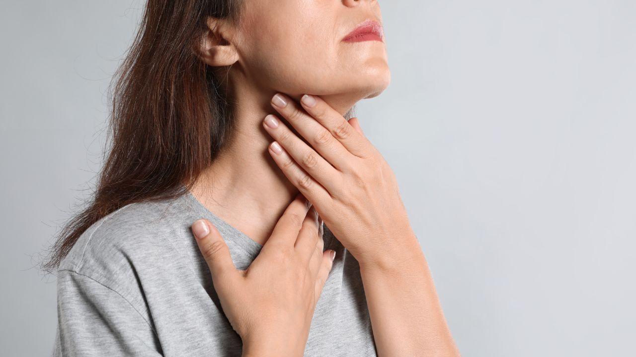 Dor de garganta: pastilhas e sprays podem mascarar infecções; entenda