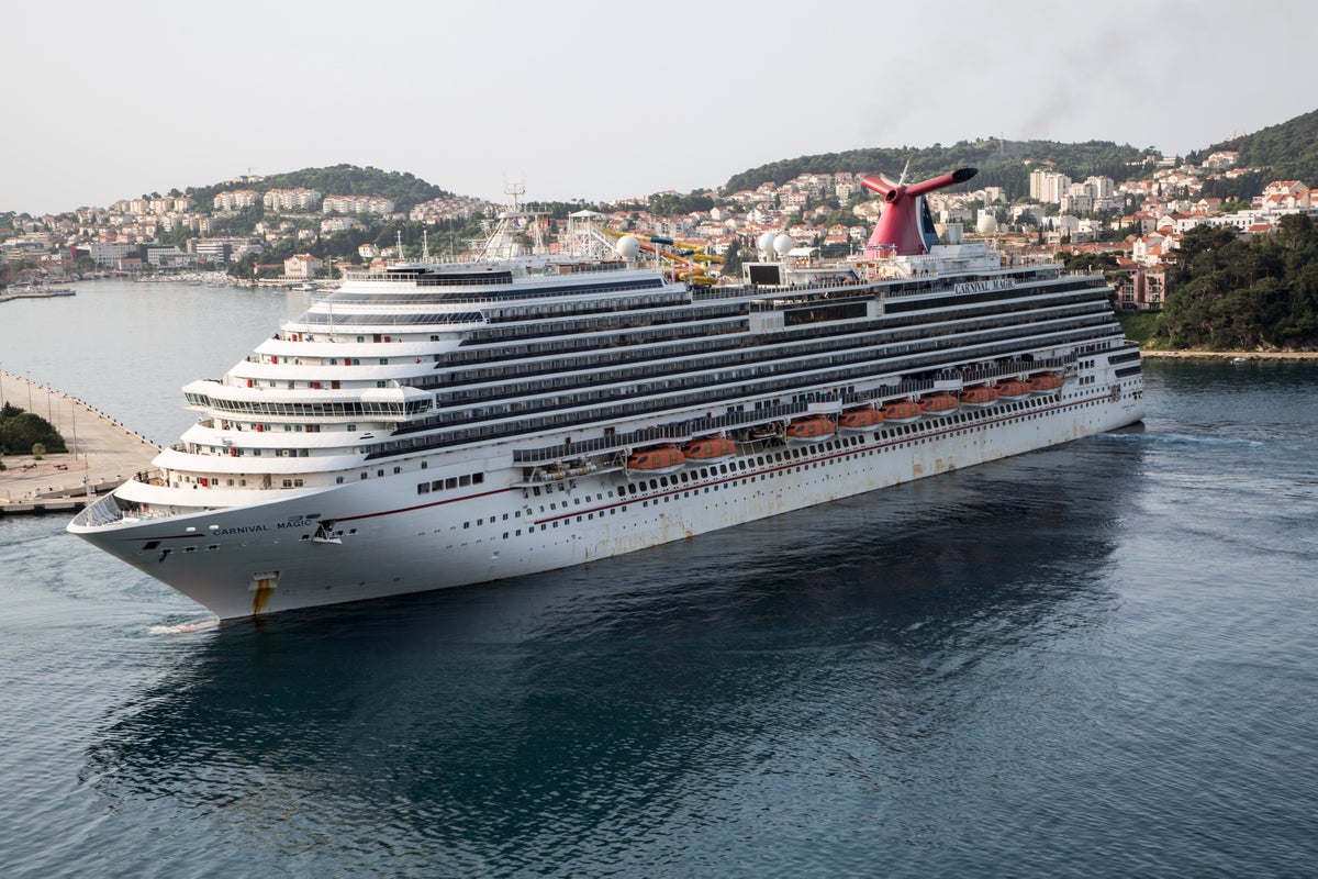 Passenger sues Carnival after burning his feet on hot pool deck