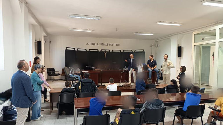 Lanusei, inscenato in tribunale il processo al lupo cattivo di ...