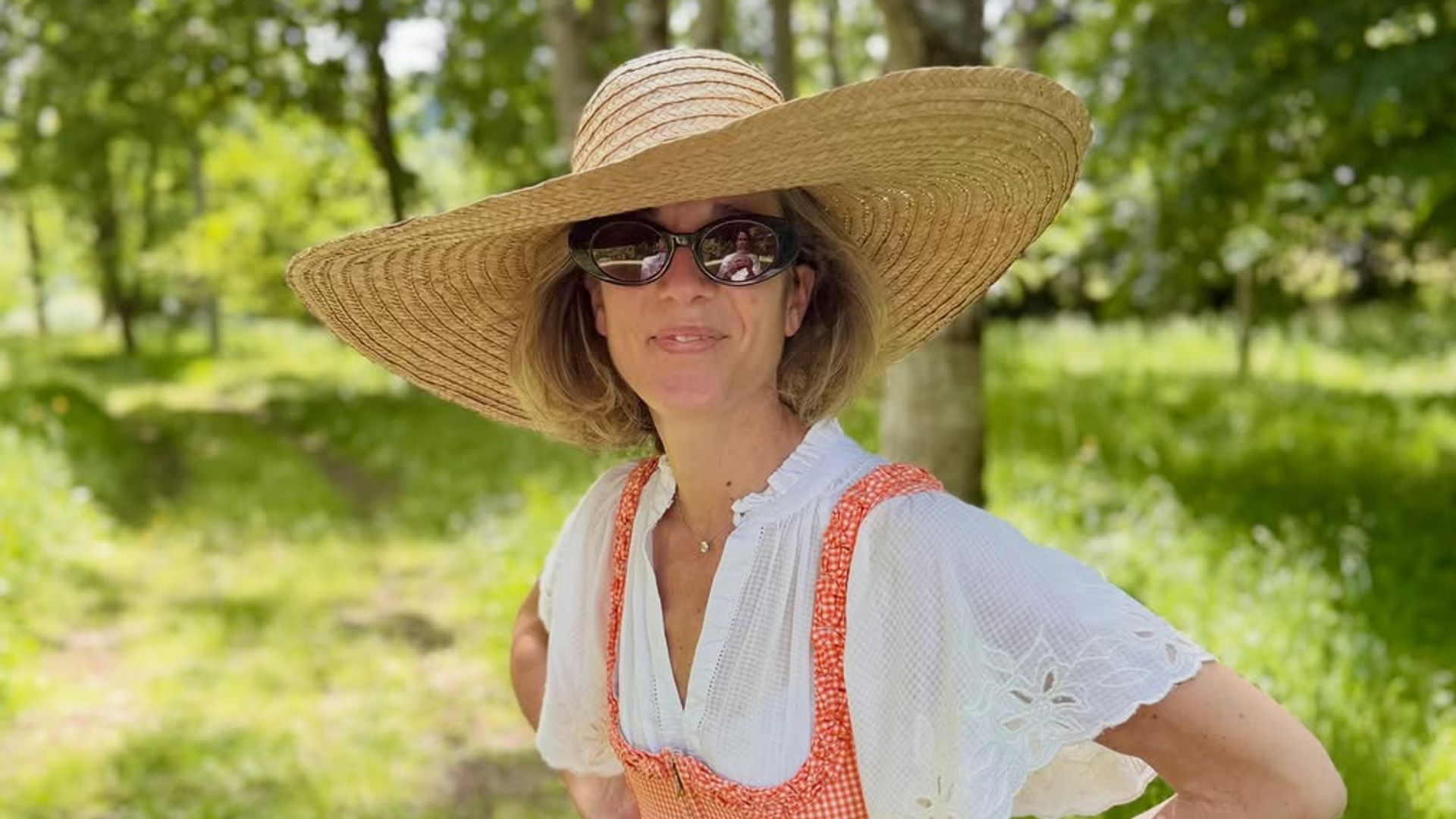 Sombreros de paja y maxicollares: el arte de Inés de Cominges para ...
