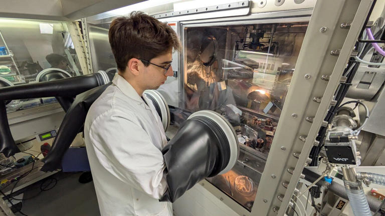 Photonic chips could process light directly for AI networks thanks to a ...