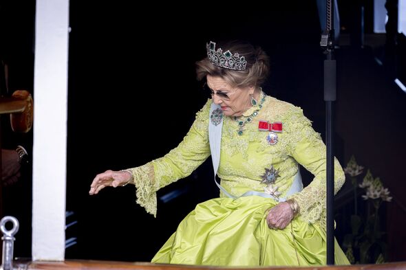 Queen in hospital following heart failure days after being treated at home
