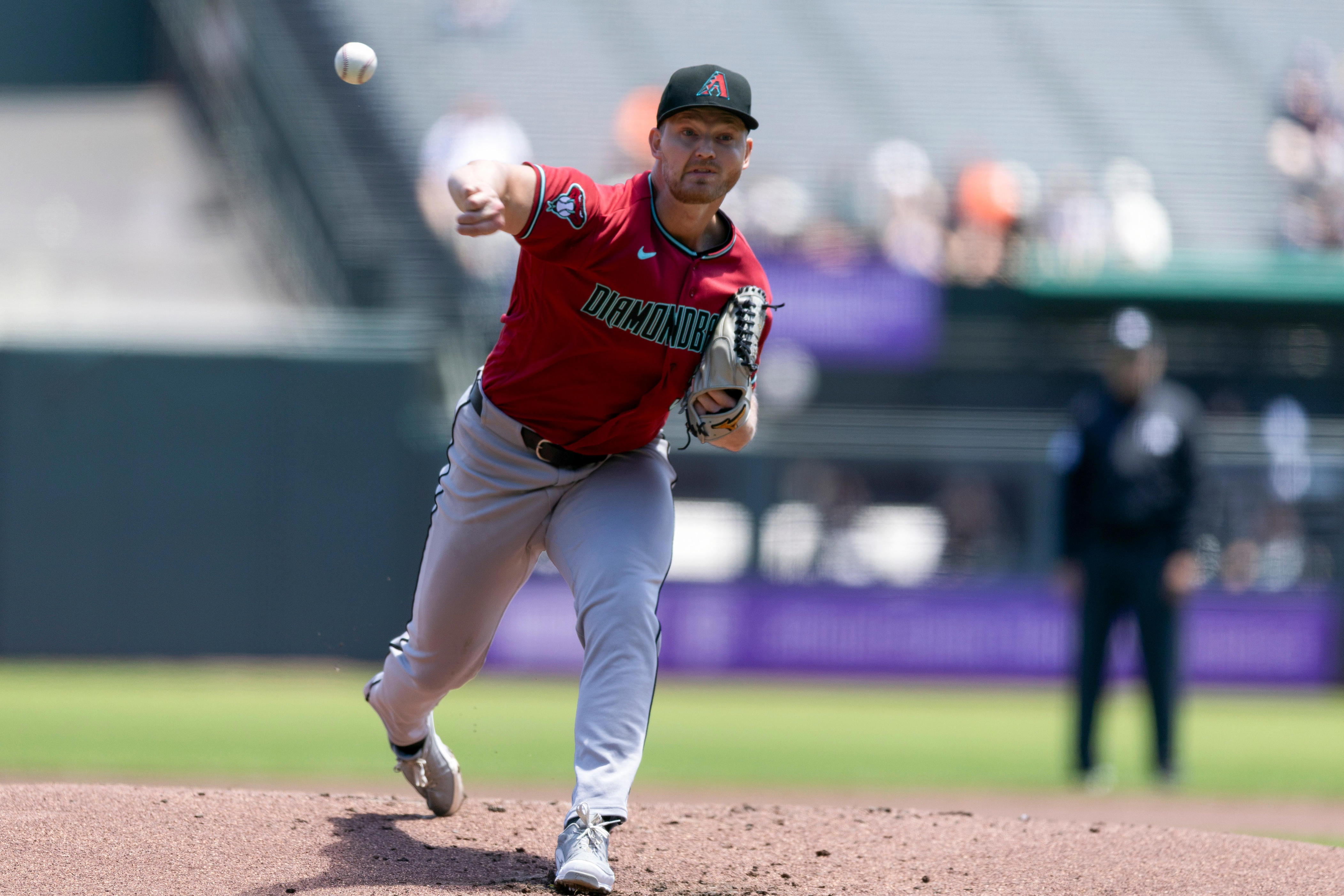 Diamondbacks cash another day of Giants gifts, win 10th in past 11