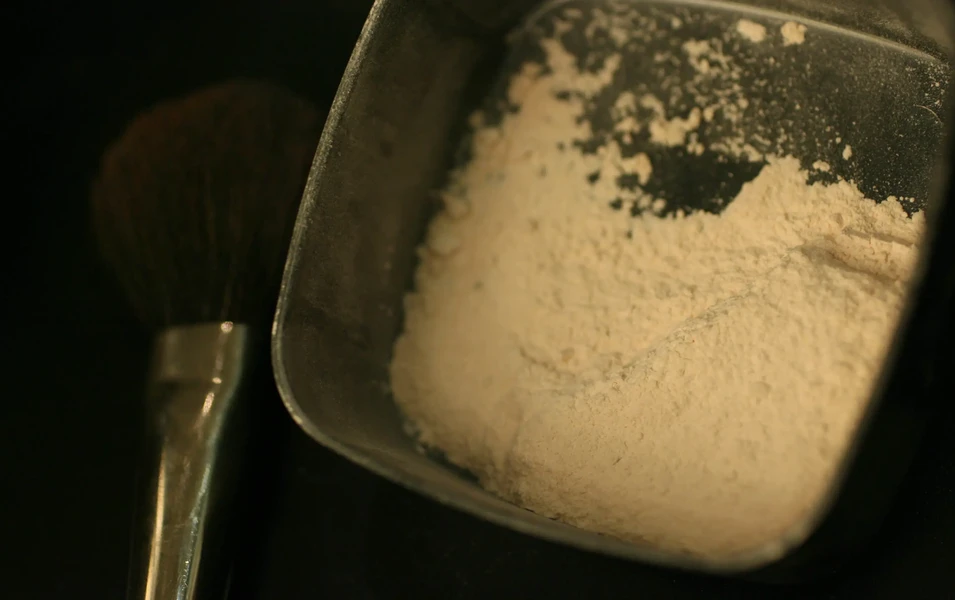 Powder foundation tips every beauty lover needs