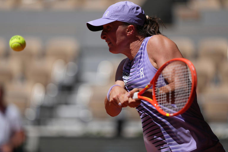 Swiatek improves career record at French Open to 42-3. Svitolina's ...