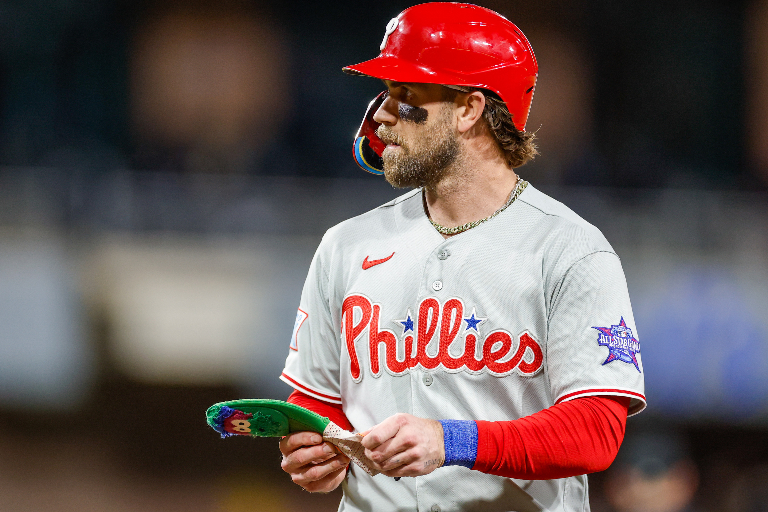 Padres troll Bryce Harper’s brushing habit with a large sign