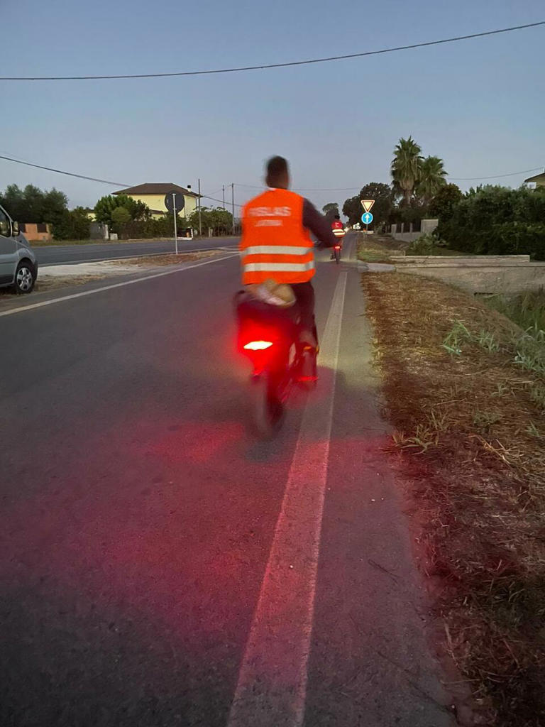 Caporalato, 12 ore nei campi a 40 gradi per pochi euro, tra contratti ...