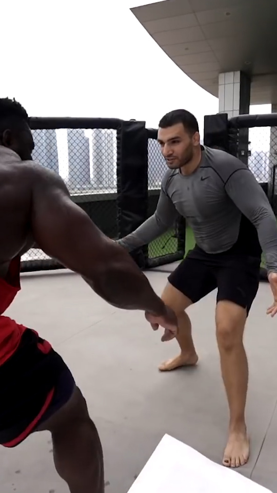 Bodybuilder takes on a pro fighter 😨