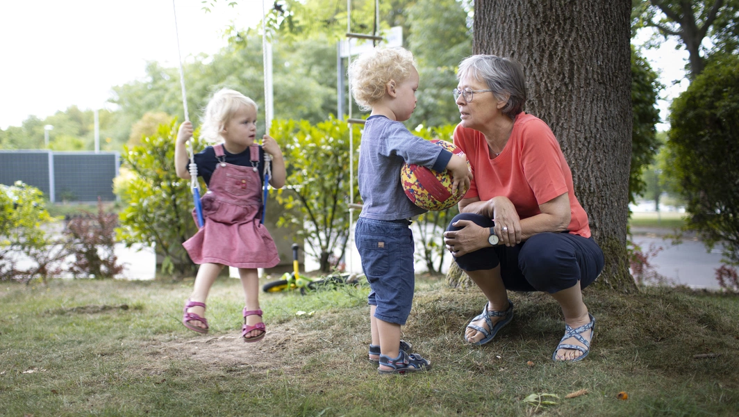 Grandparents linked to better school outcomes, UK report finds
