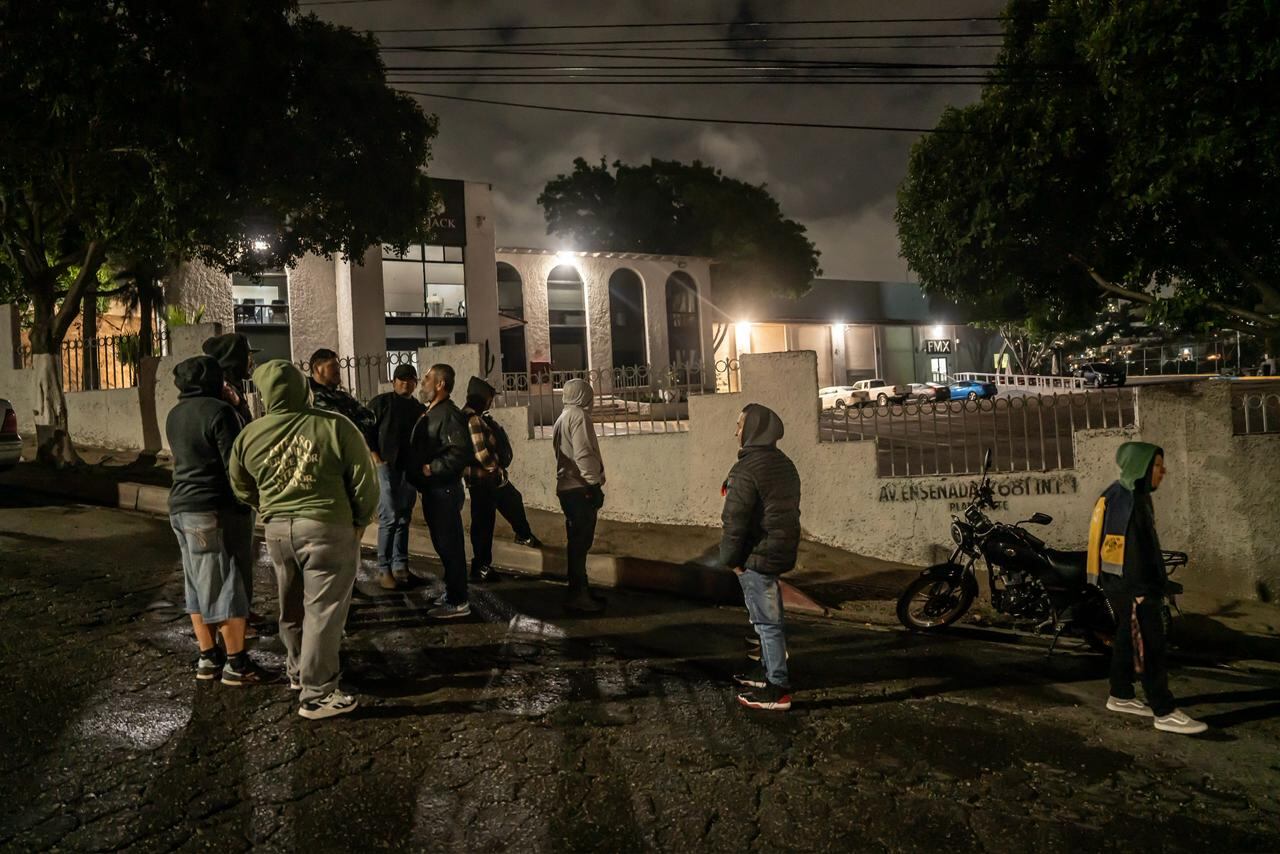 Extrabajadores de FMX vigilan fábrica tras cierre repentino y reclaman ...