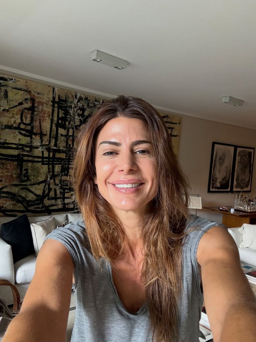 La idea de Juliana Awada para decorar la pared del sofá: elegante, con ...