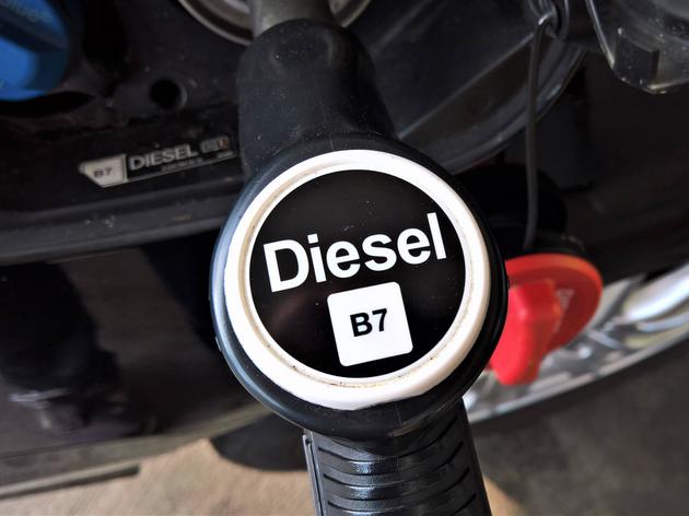 Gabelstapler und Sattelzug kollidieren: 500 Liter Diesel laufen aus