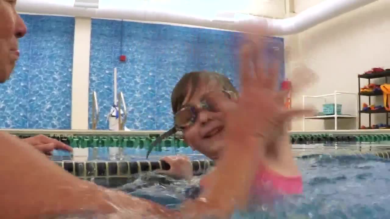4-year-old swimmer with one hand thrives at Bennett Blazers